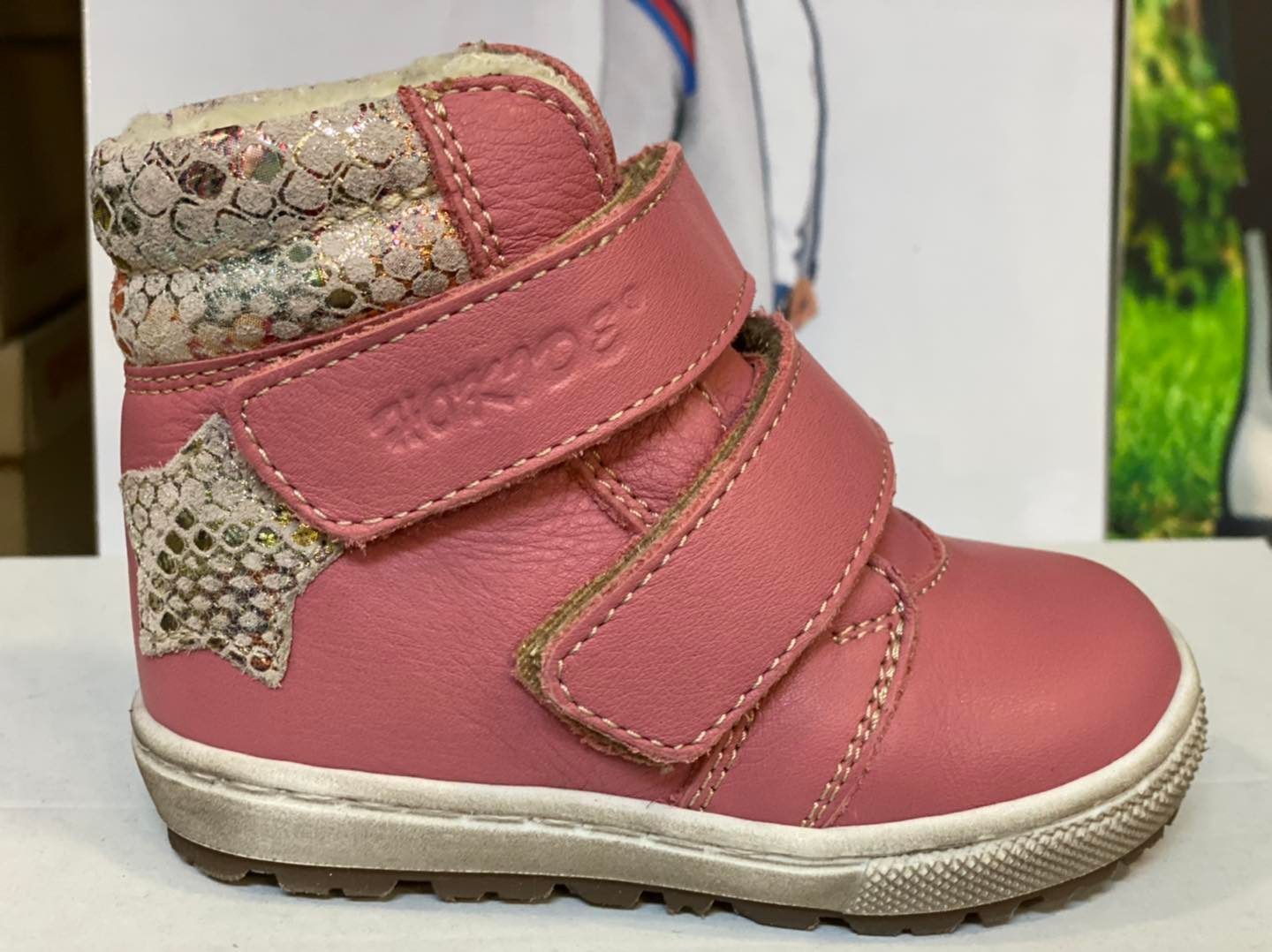 Ghete roz din piele cu steluta | Minipas